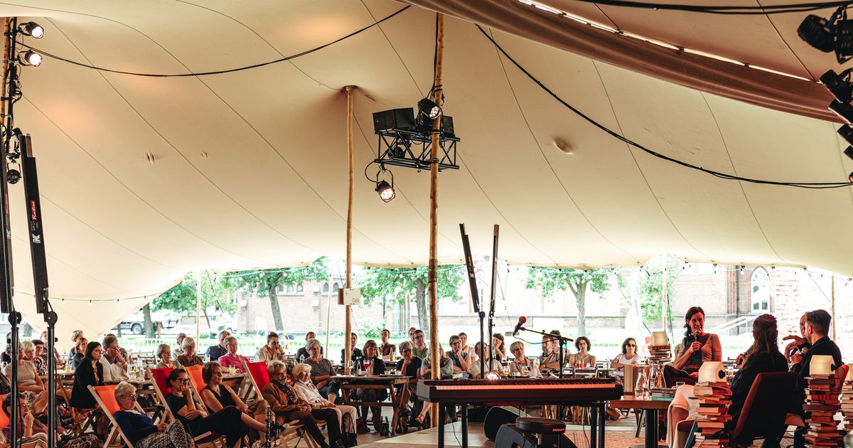 Buitengelezen / Read Outside #2 with Wim Opbrouck — Fien Sabbe / Anna ...